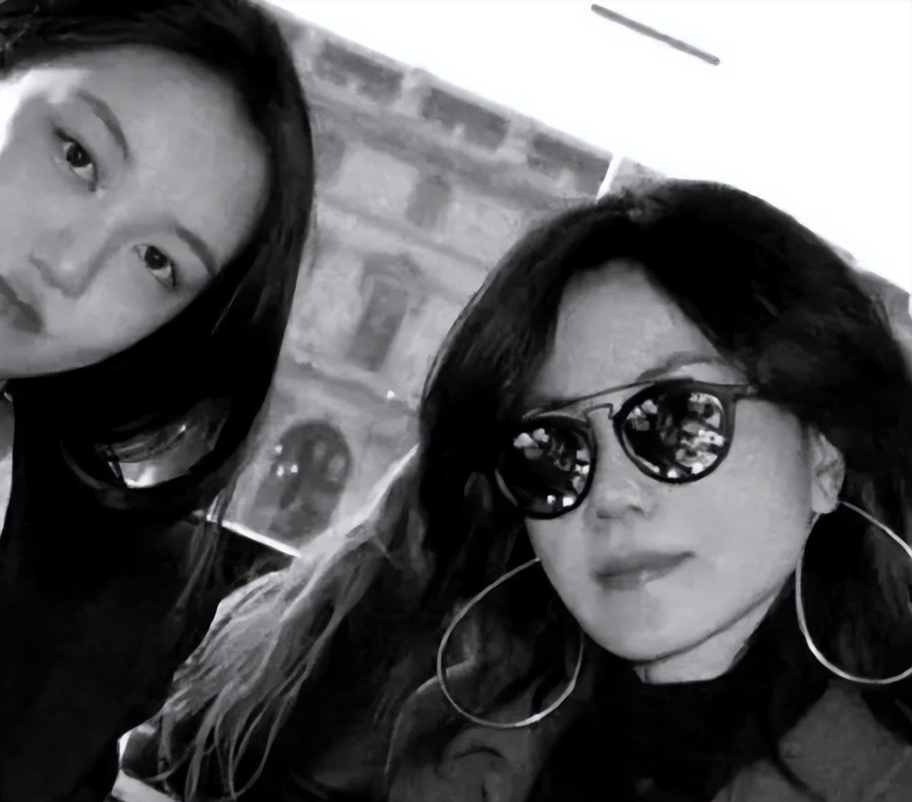 Faye Wong posted a group photo of her mother and daughter. Li Yan had obvious harelips and an ...