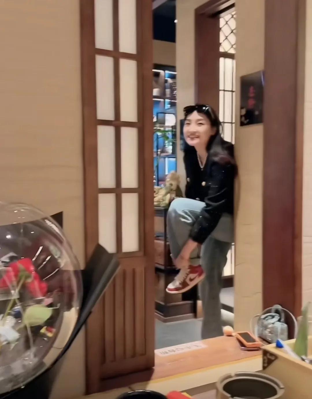 The famous duo actor Chang Gui invited a strange woman to dinner and ...