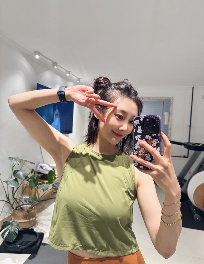 "Mou Girl" Li Chun posted a fitness photo, wearing leggings ...