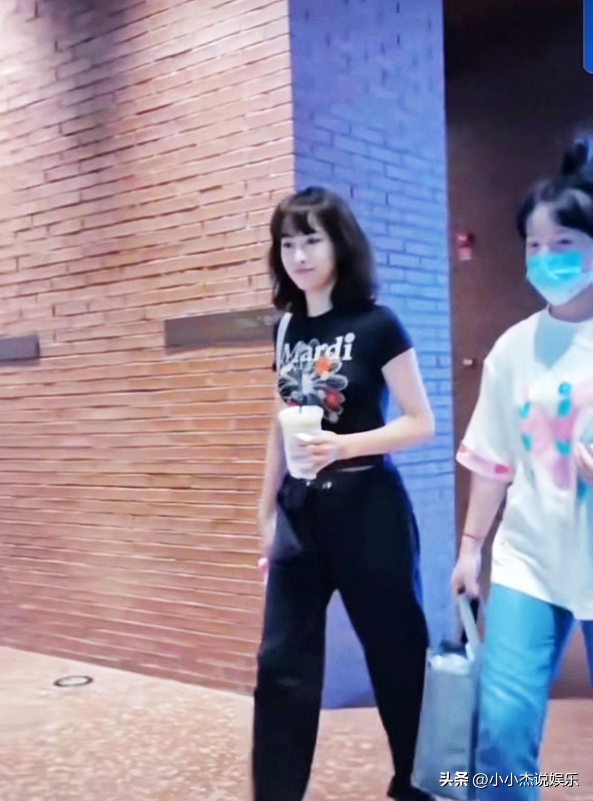 Jingdezhen: 36-year-old Song Qian is filming on the street. She has ...