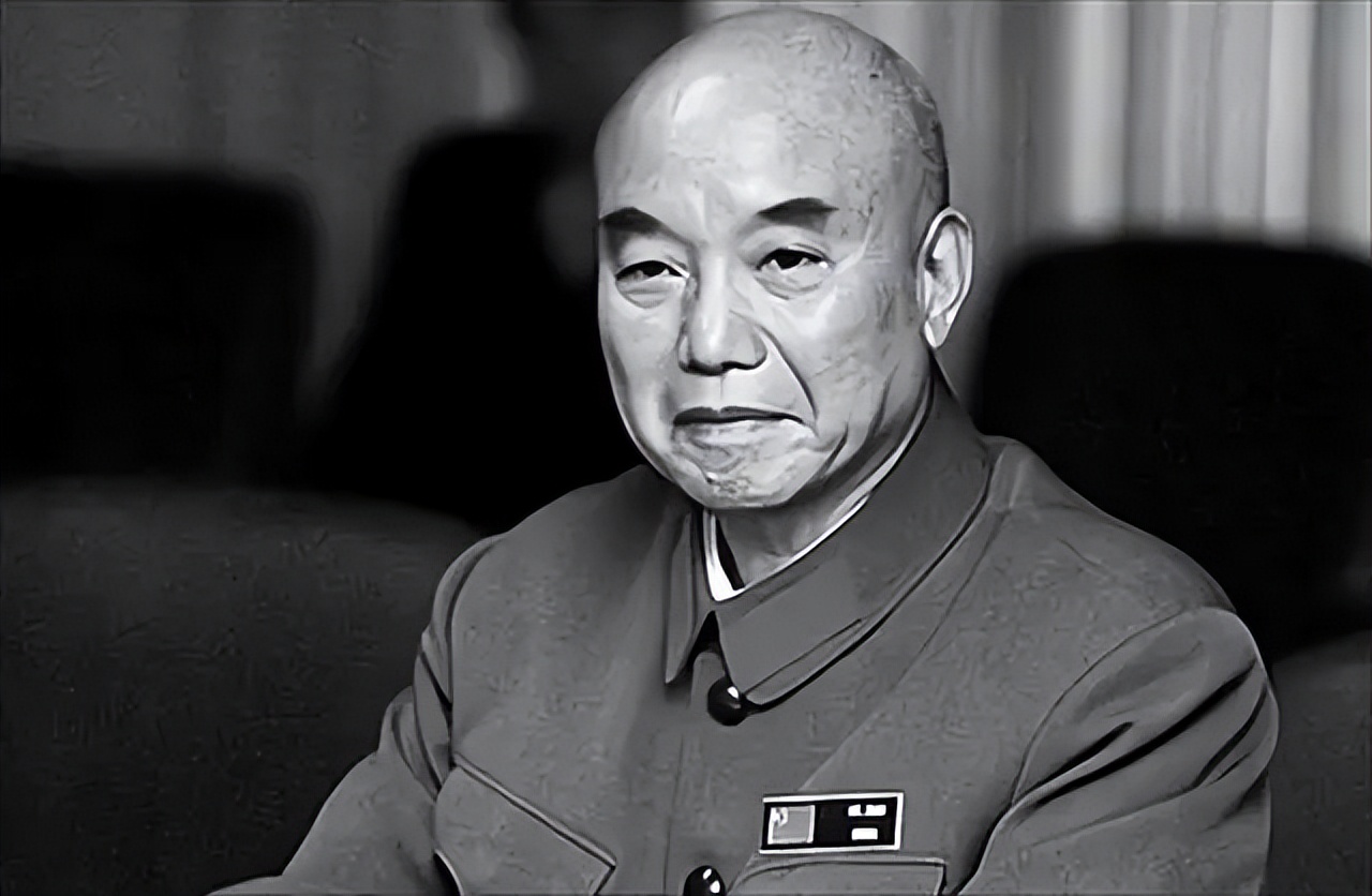What did Wang Hongwen do at the meeting in December 1973?Xu Shiyou was ...