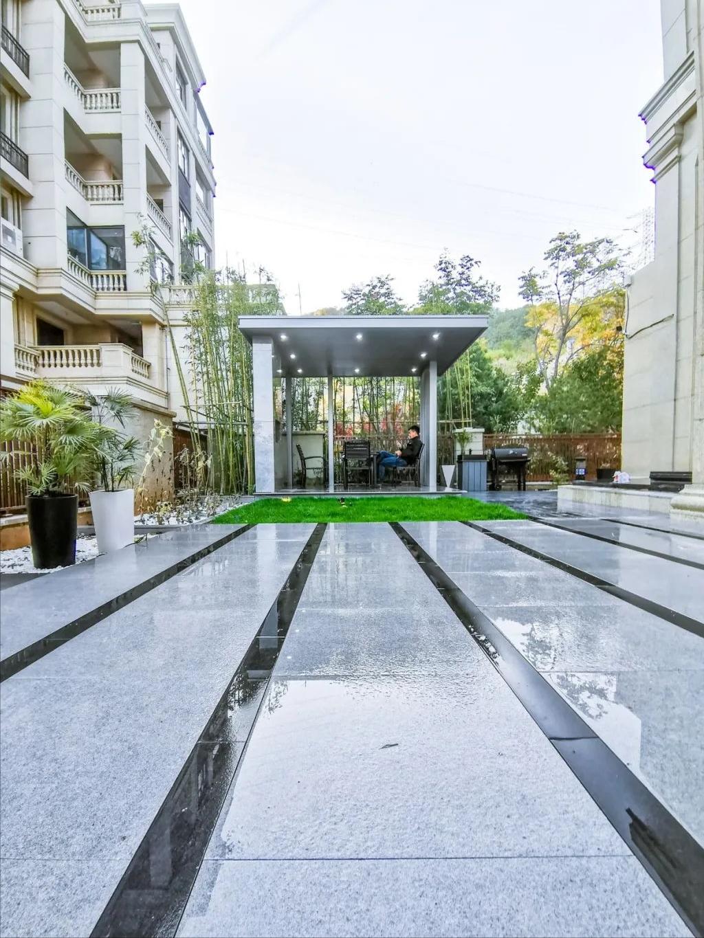 A real scene of a clean, clean and modern minimalist courtyard design ...