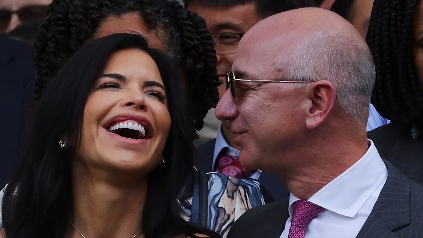 Bezos' girlfriend shows off her impressive figure on a yacht! Wearing a ...