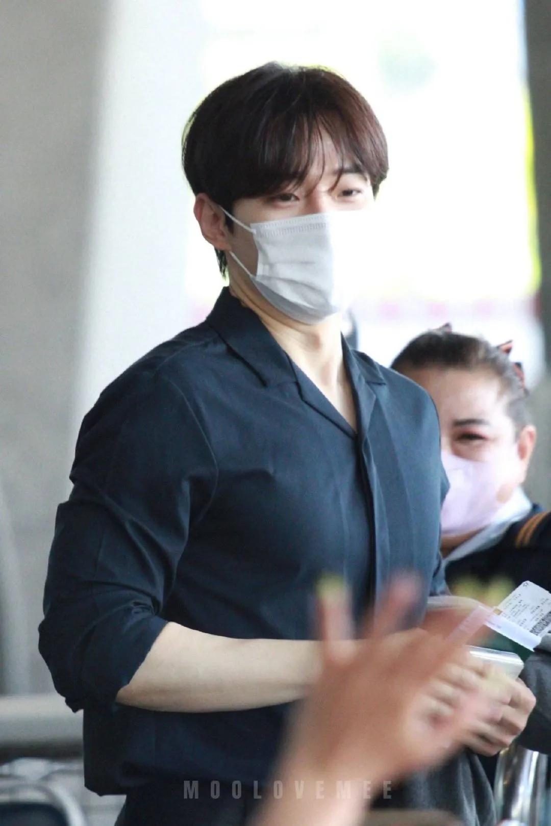 Photo of Li Junhao arriving at the airport in Thailand - iNEWS