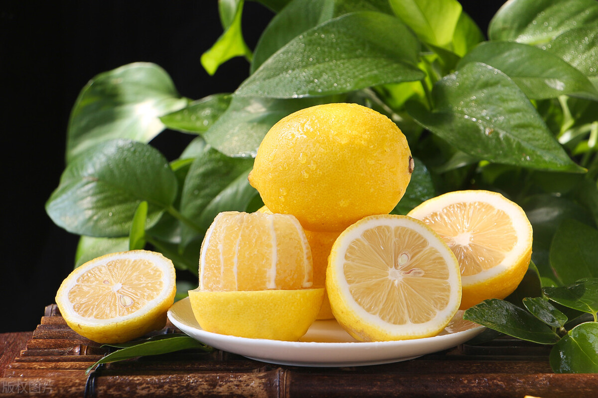 Lemon is a common low-calorie fruit, also known as citric acid, crispy ...