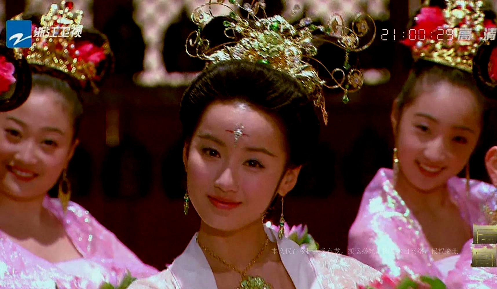 "Pure Beauty" Lu Yi's seventeen-year bumpy rise to power, and the three men behind her fame - iMedia