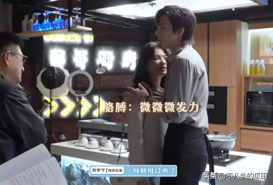 Liu Tao and Xiao Xianrou filmed a kiss scene, kissed until his legs ...