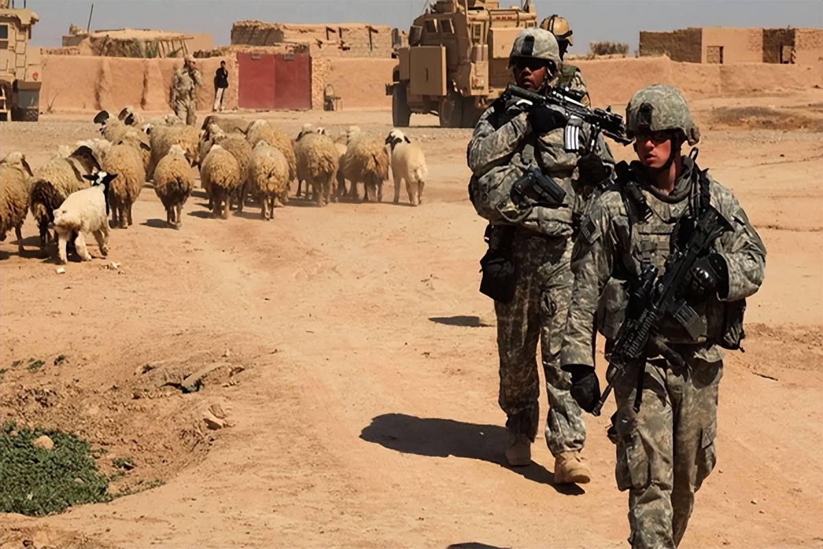 How many people are there in a US division?How are armored divisions ...