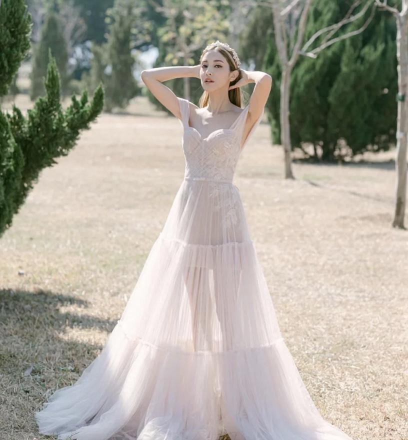 Hong Kong sister Chen Kailin has sexy photos!Show off your career line generously, and a pair of ...