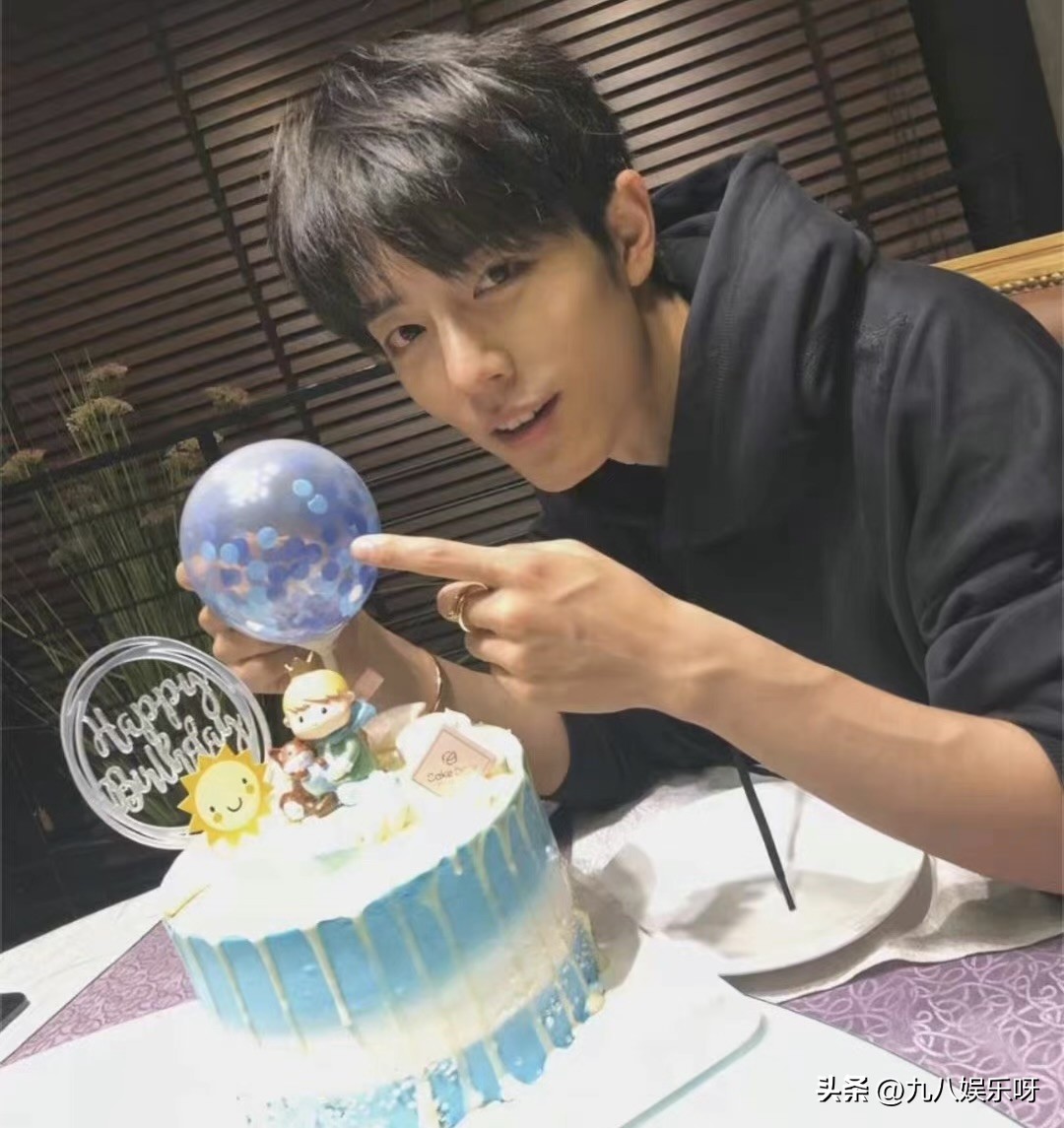 The crew celebrates Xiao Zhan's birthday, the three people carry a big ...