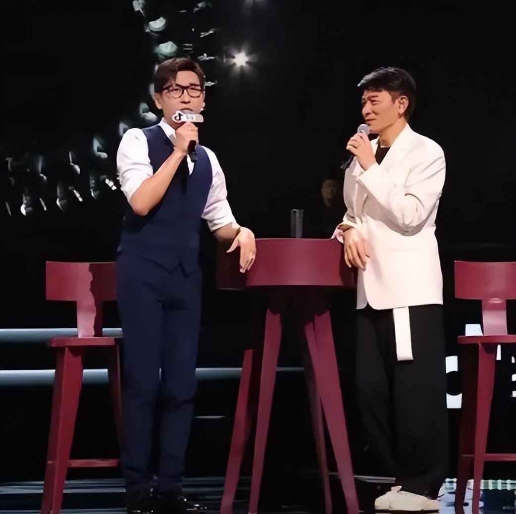 During Andy Lau's online concert, host Li Hao was criticized for being ...