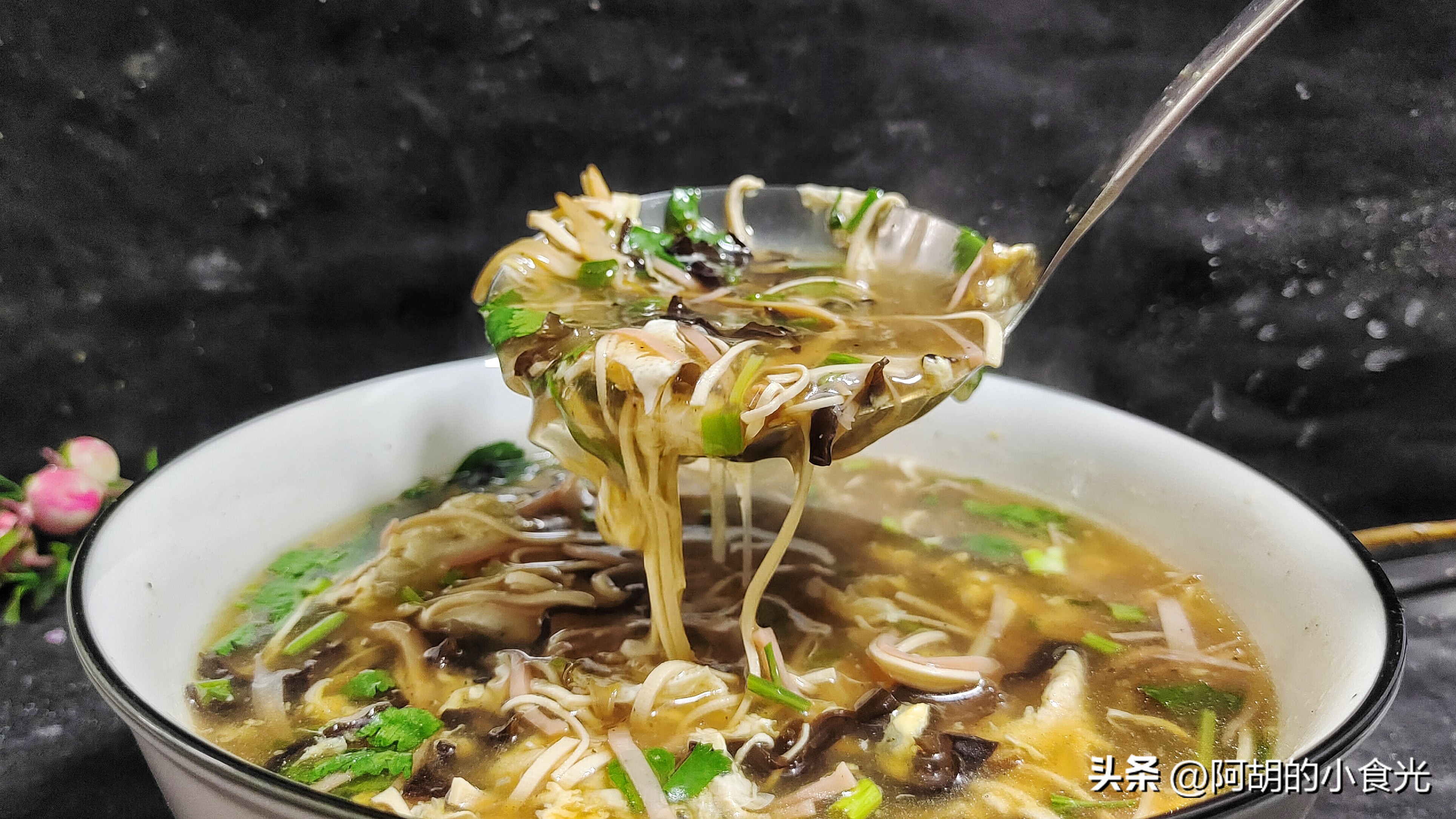 Fungus and it are a perfect match!Nourishes blood and calms the nerves ...