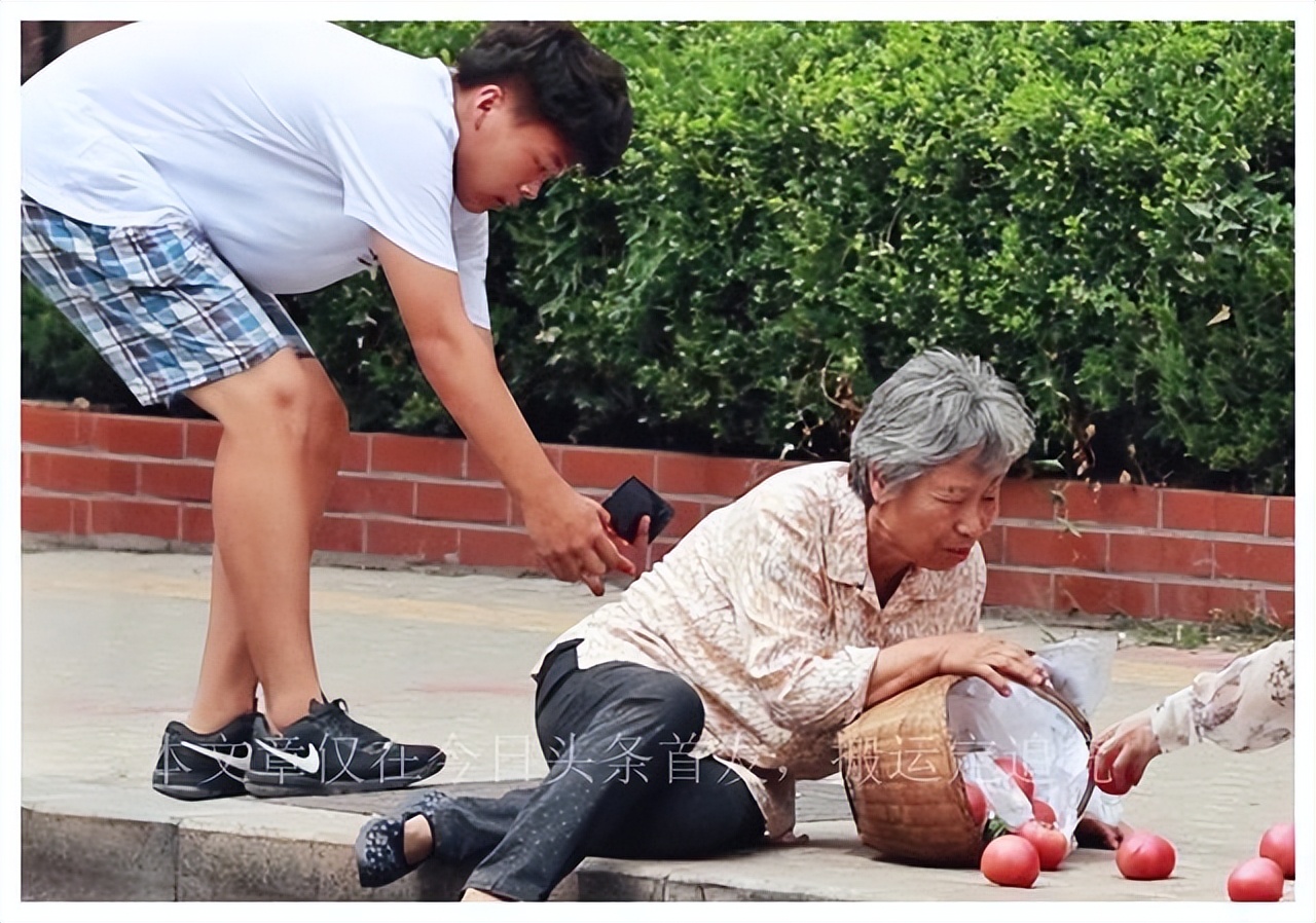 How is Judge Wang Hao who said, "You didn't hit me, why did you help ...
