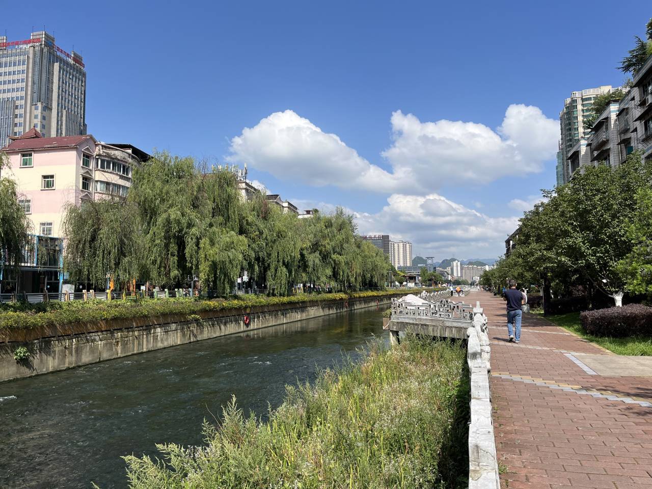 In the summer of 19 degrees, there are many tourists from other places ...