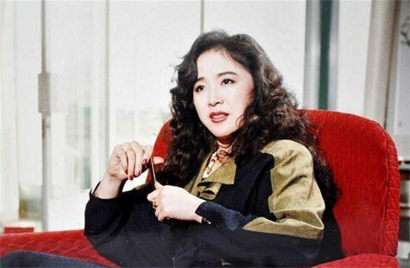 Why did the popular girl in "The Garland Under the Mountain" fall in love with Luo Ruiqing's son ...