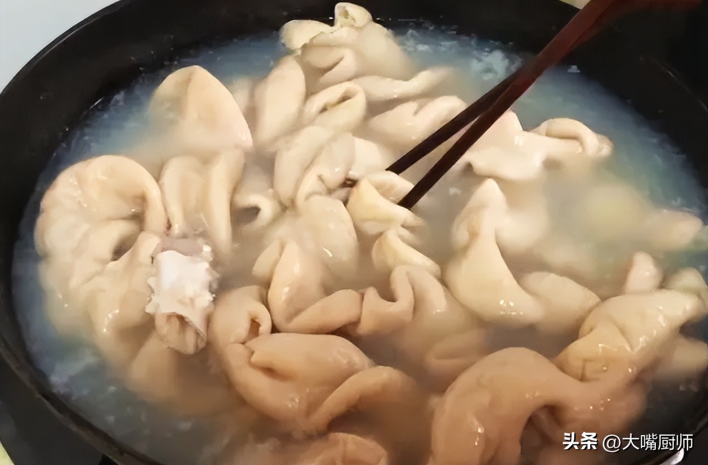 Clean pig large intestine without salt or alkali, the old chef teaches ...