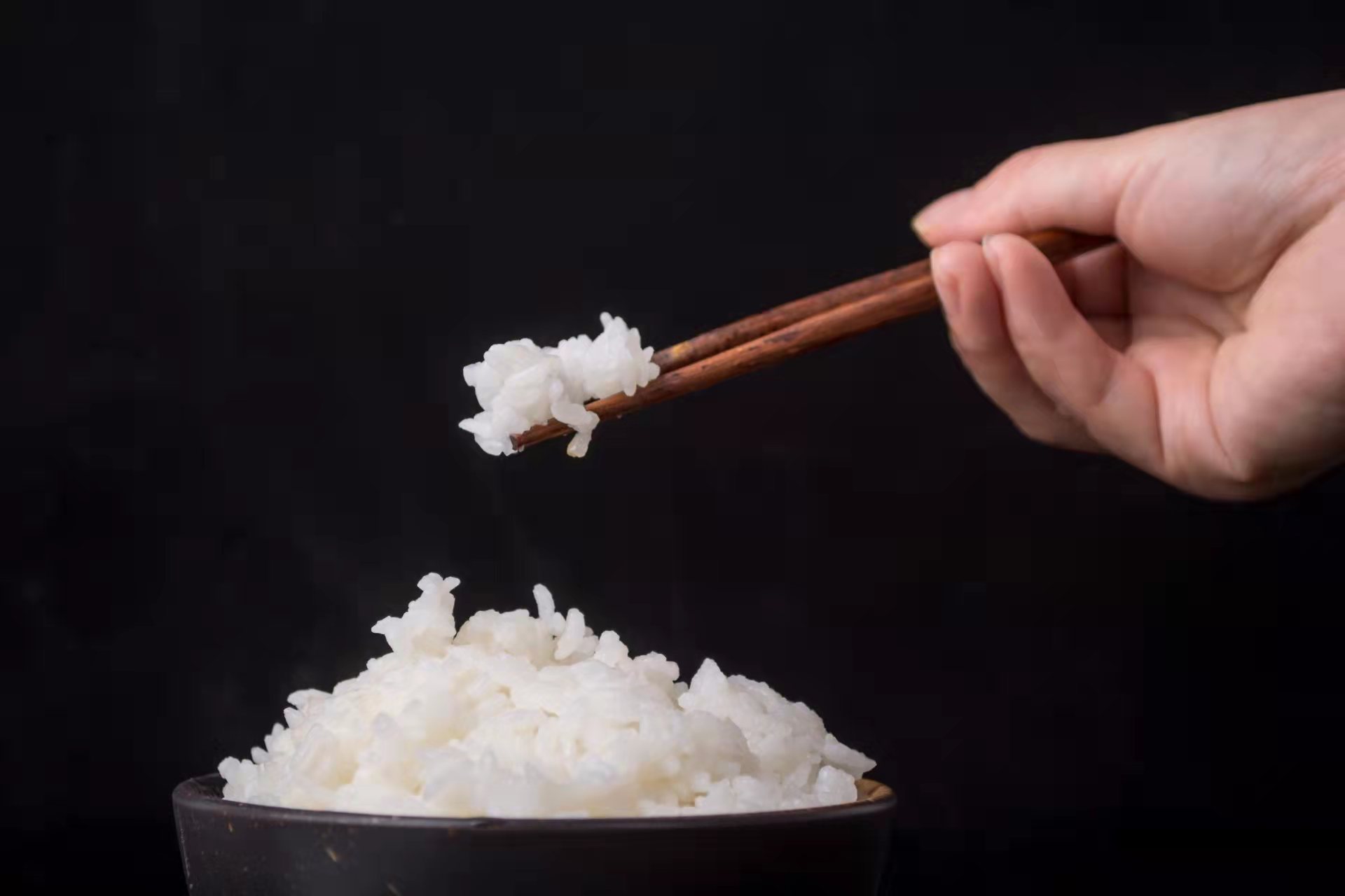 It is not the earlier the better to teach children to use chopsticks ...