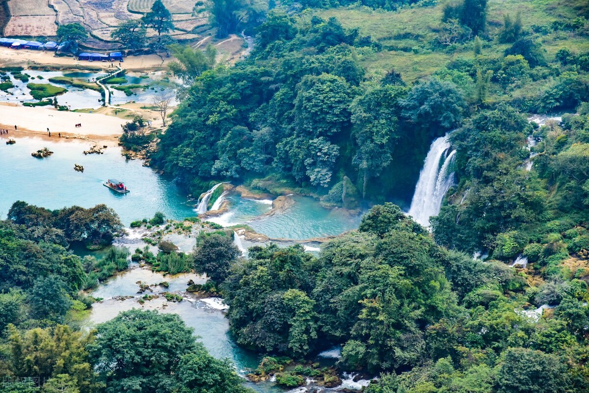 Visit Guangxi Detian Transnational Waterfall with water flow three ...