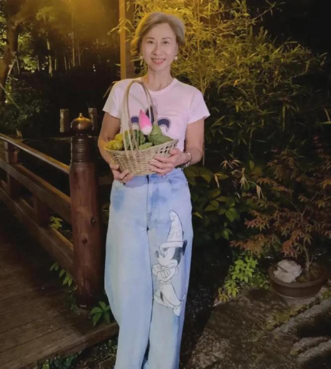 The 61-year-old queen Ye Qianwen appeared on the stage, her waist was ...