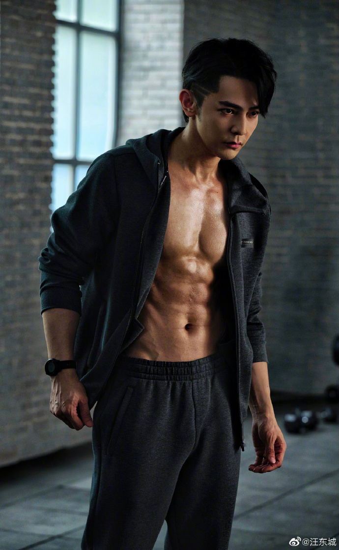 Wang Dongcheng posts fitness photos, from pectoral muscles to abdominal ...