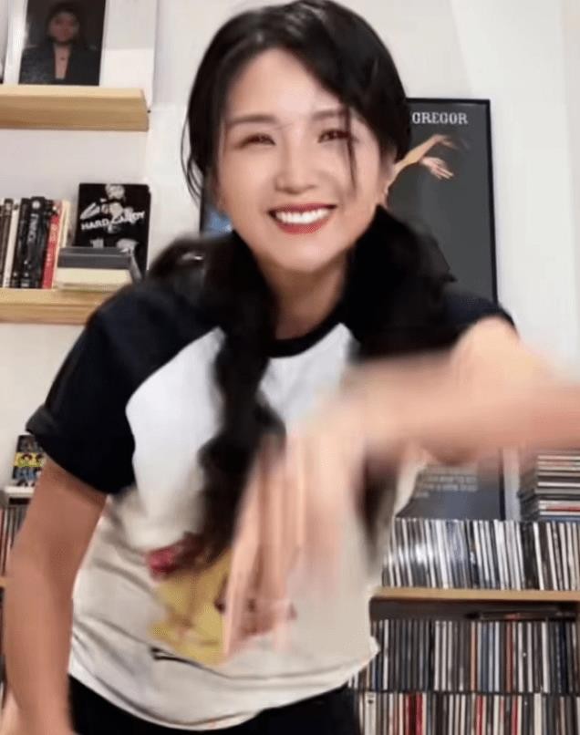 Original He Jie showed off her figure after losing nearly 70 pounds, and took a selfie from a ...