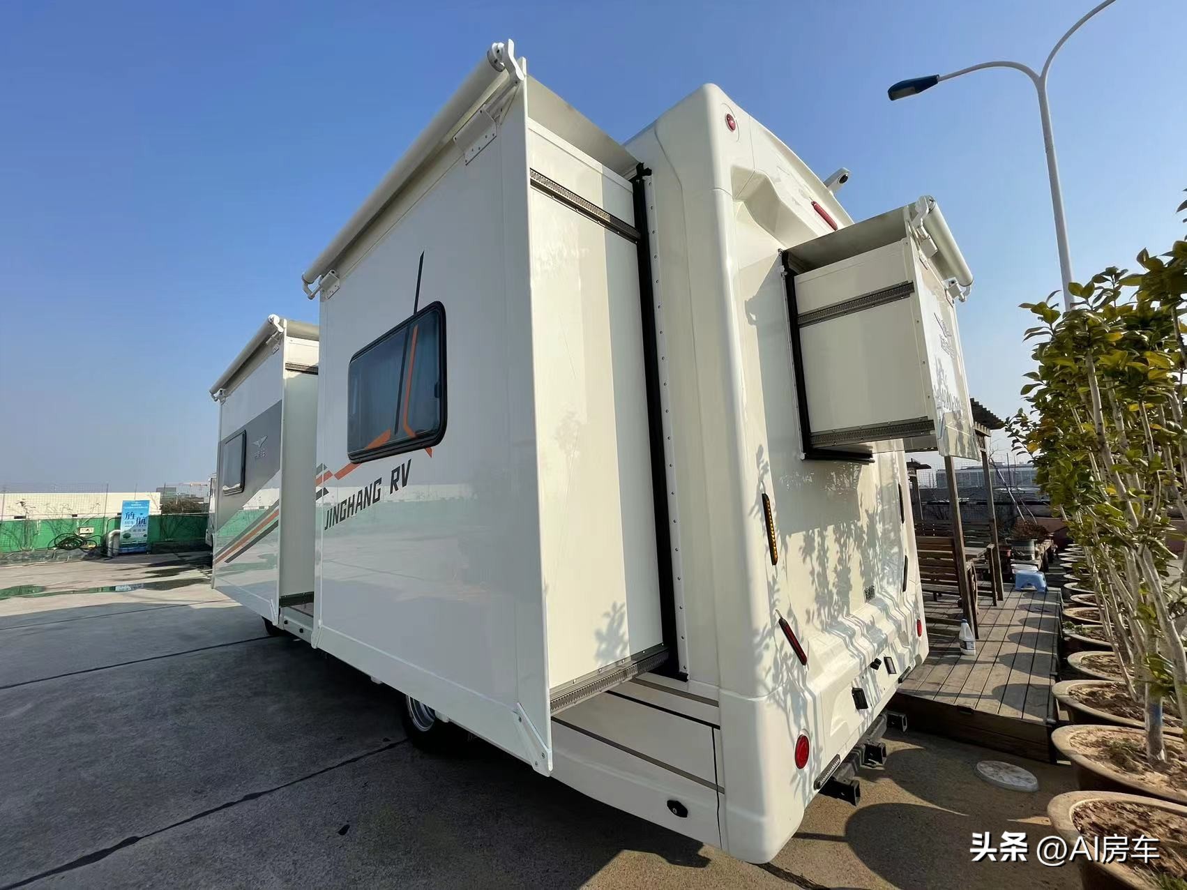 The car is nearly 8 meters long, equipped with 3.0T power, 28 kWh, 450L ...