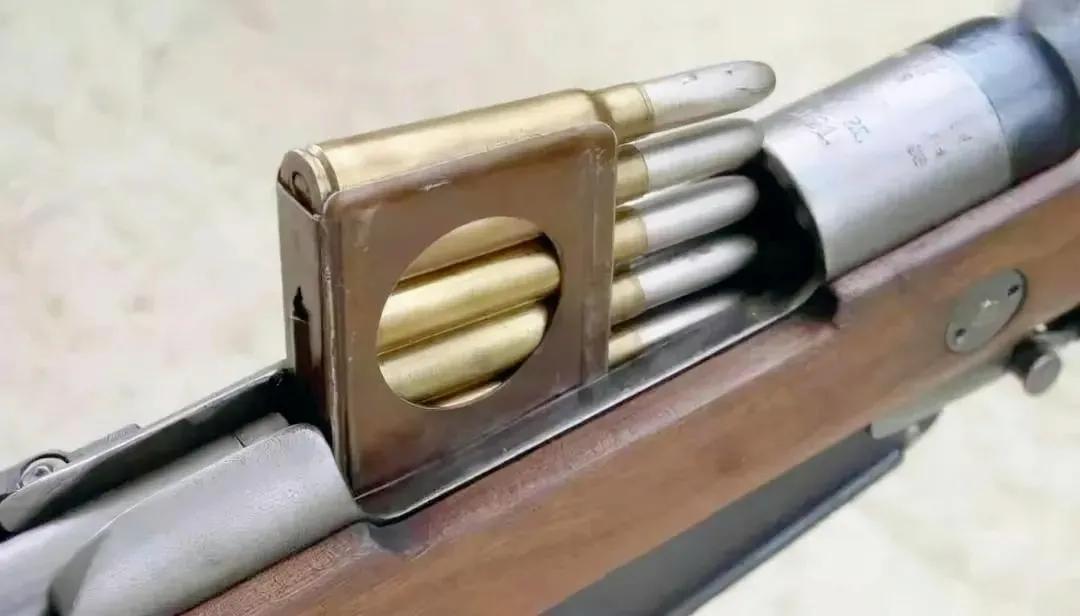 A non-mainstream French rifle, a finely crafted German rifle. - iMedia