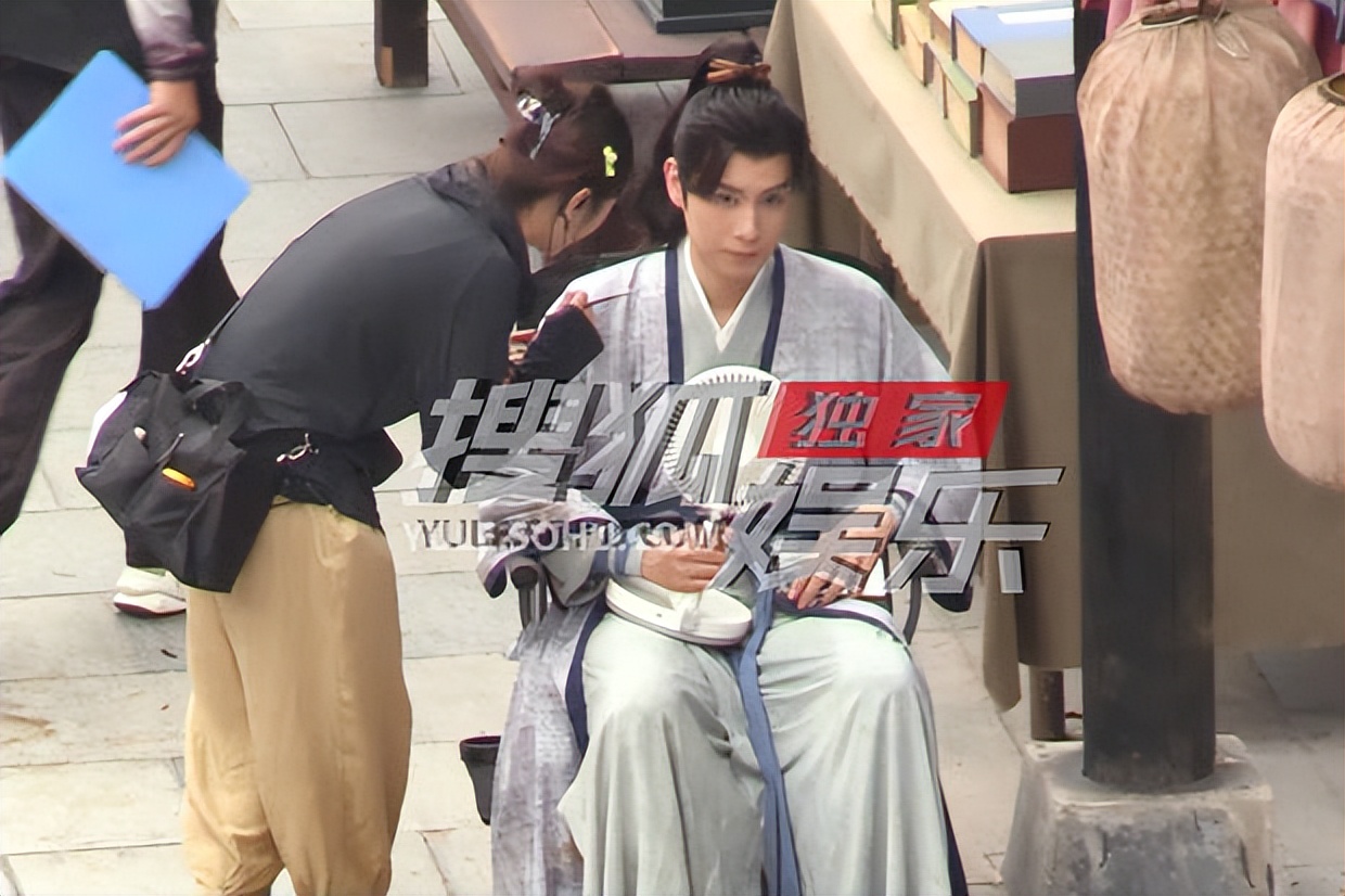 Zhang Jingyi and Hu Yitian looked at each other affectionately during ...