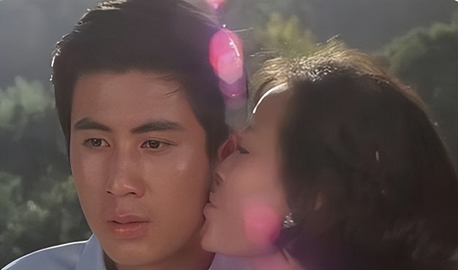 Noodle kiss, handstand kiss!Take a closer look at the 5 "ridiculous ...