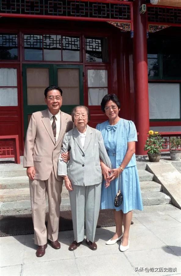 In 1986, Li Peng, his wife and Deng Yingchao took a rare group photo in ...