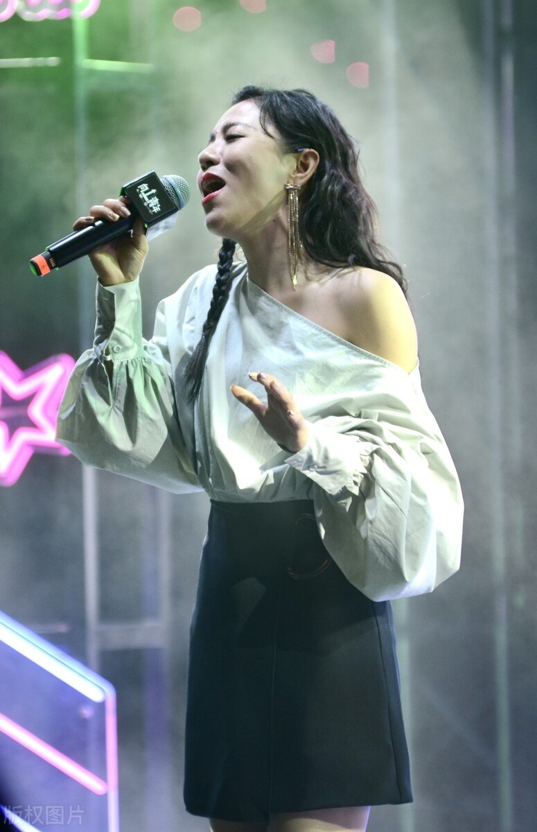 Ding Dang and fans sang live, warm - iNEWS