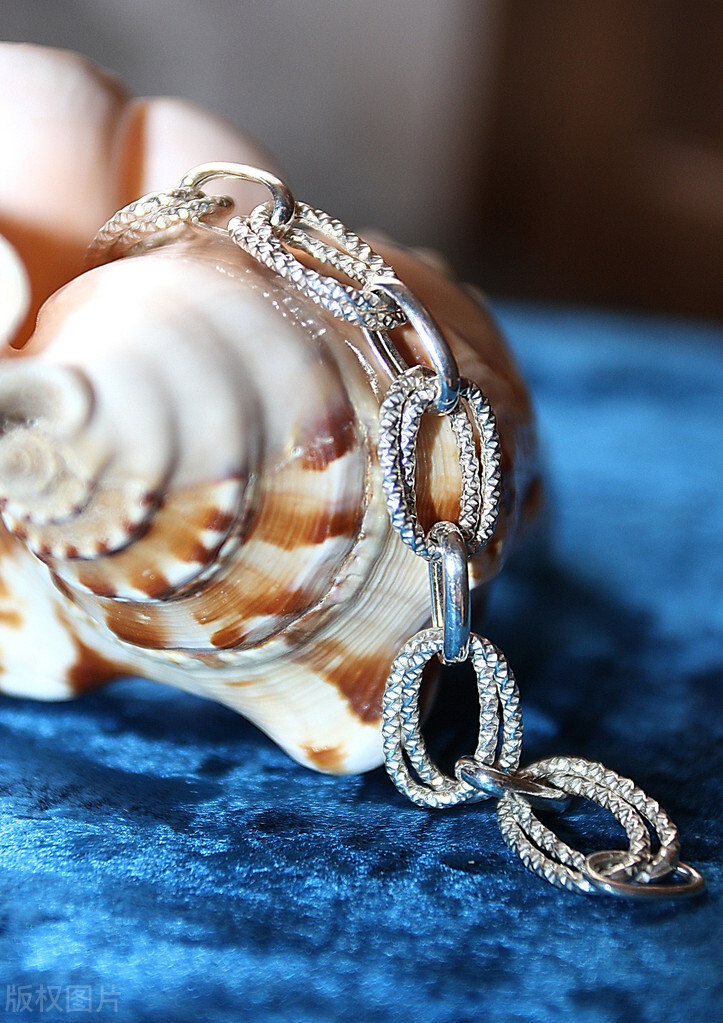 Silver bracelets, add light to your match - iNEWS