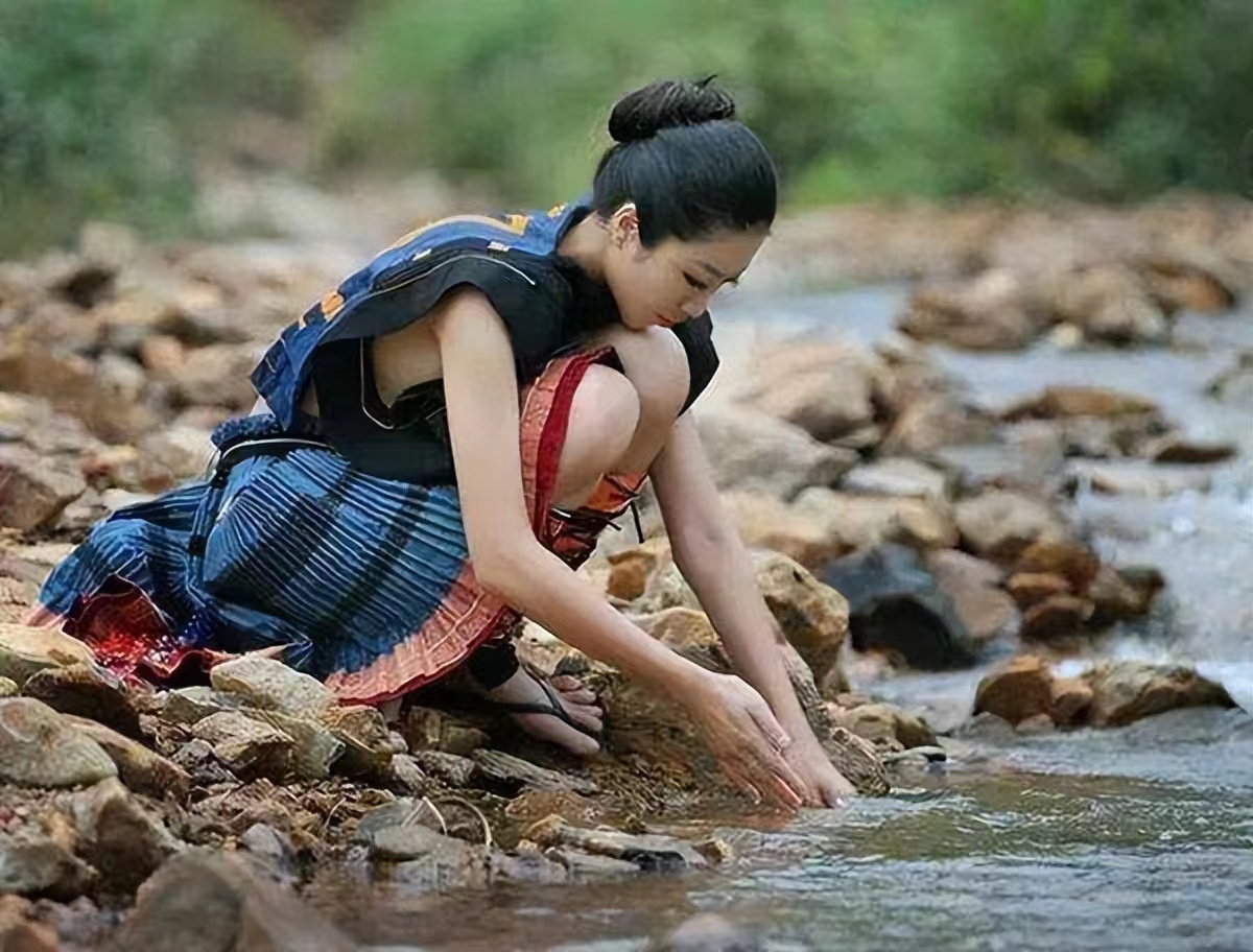 Two pieces of Yao people wear two pieces of cloth as clothes, and the ...