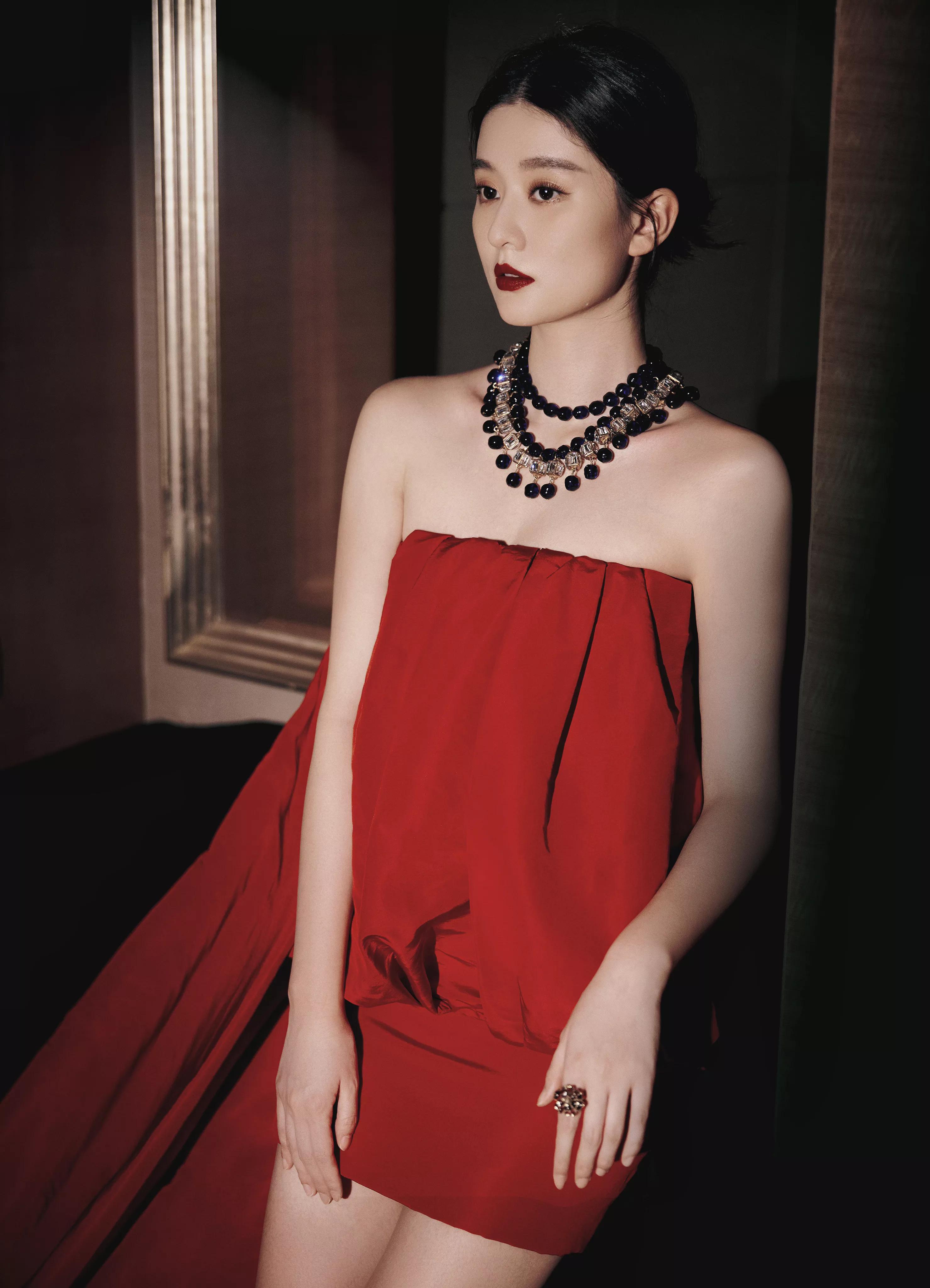 Qiao Xin's photo, wearing a red tube top cloak skirt, beautiful legs ...