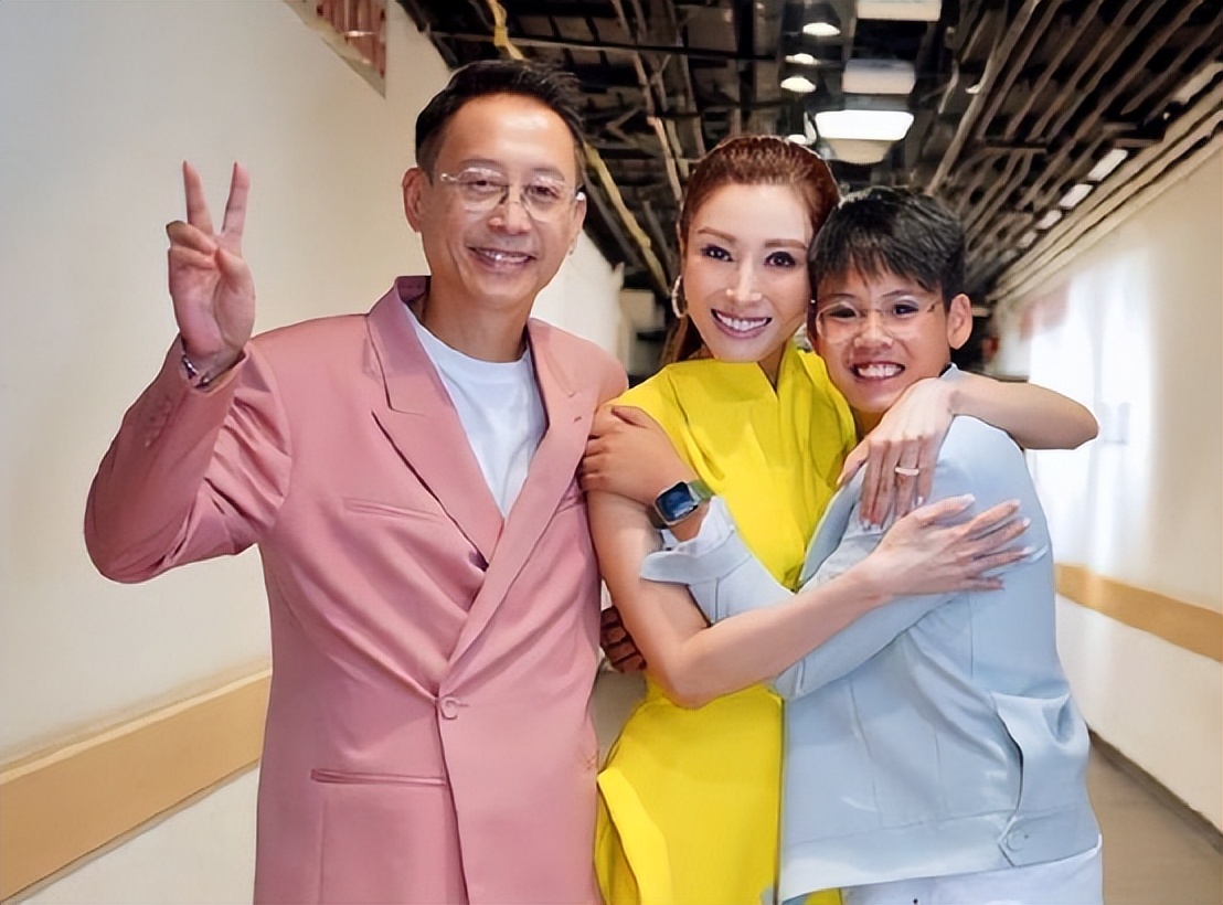 Li Jiaxin posted a family portrait. At the age of 52, she wore a gray ...