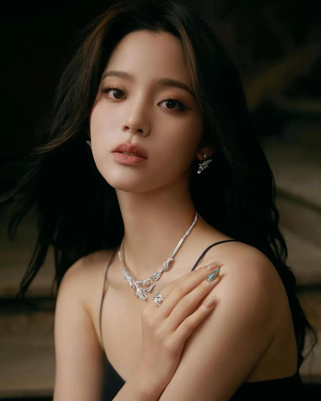 Ouyang Nana's figure is getting better and better, pure and lustful, young and sexy, very ...