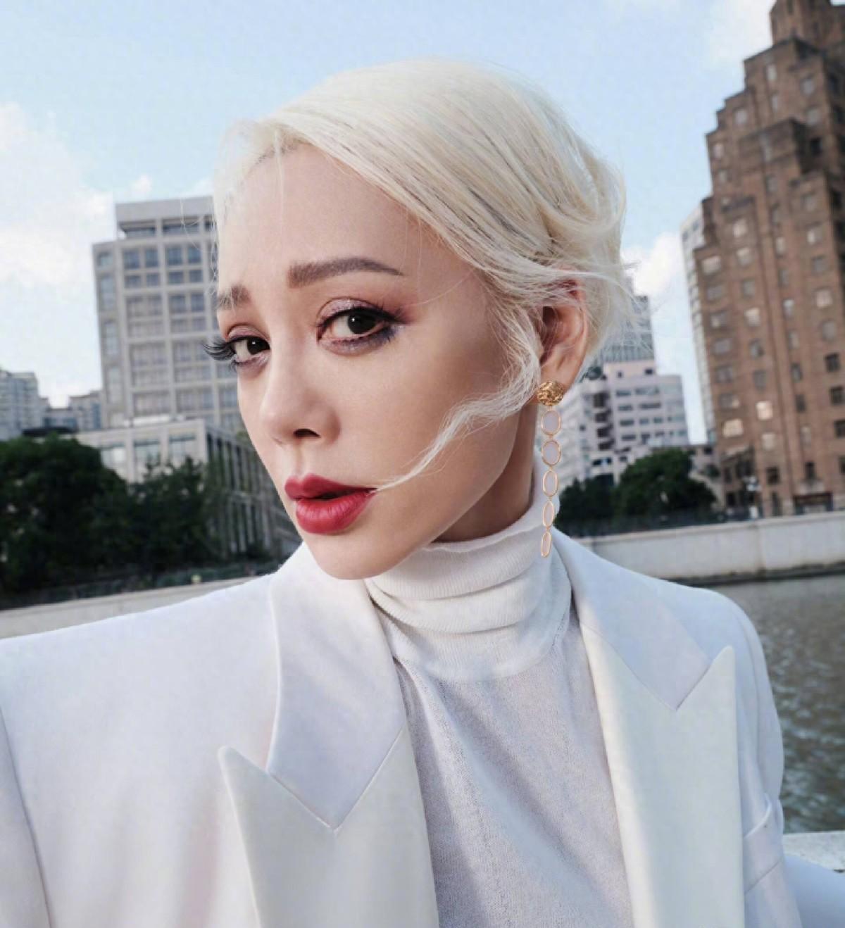 51-year-old Ning Jing rarely broadcast live, her hair is completely ...