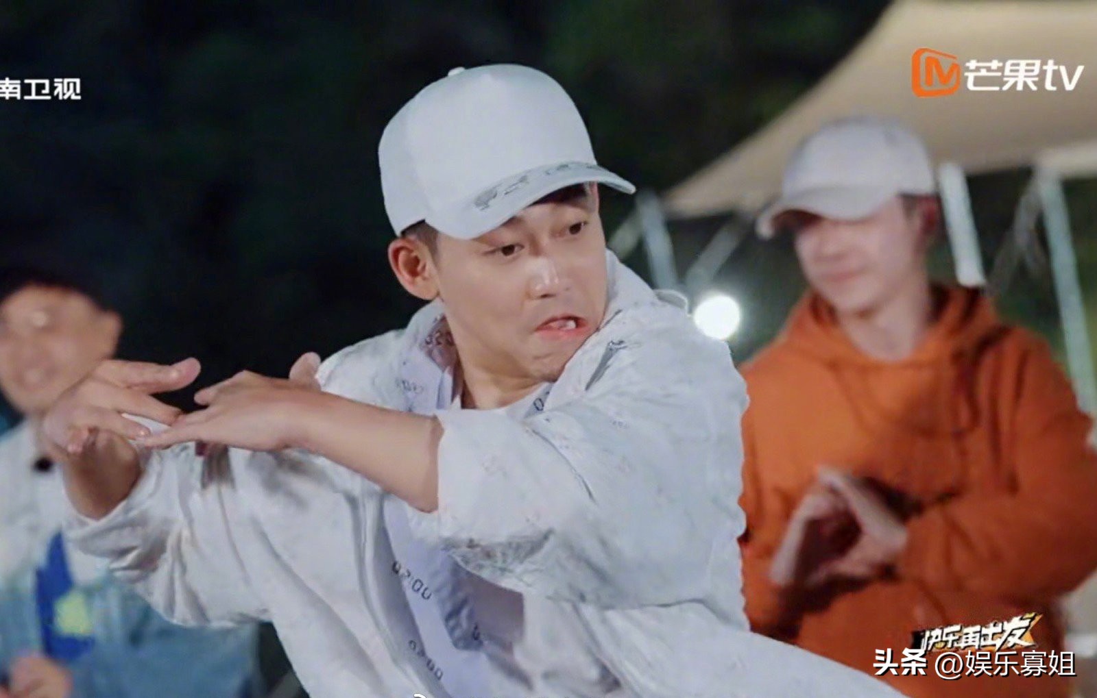 Wake up and sing Wang Xinling's song, lost expression management ...