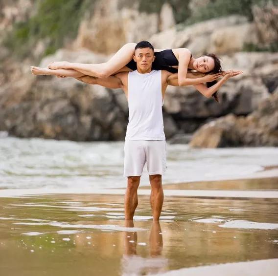 42-year-old Lu Lijun in various difficult yoga positions, this figure ...