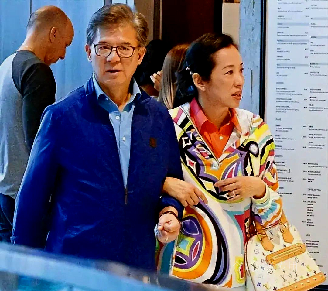 Zhu Lingling goes shopping without makeup, her slender figure becomes a ...