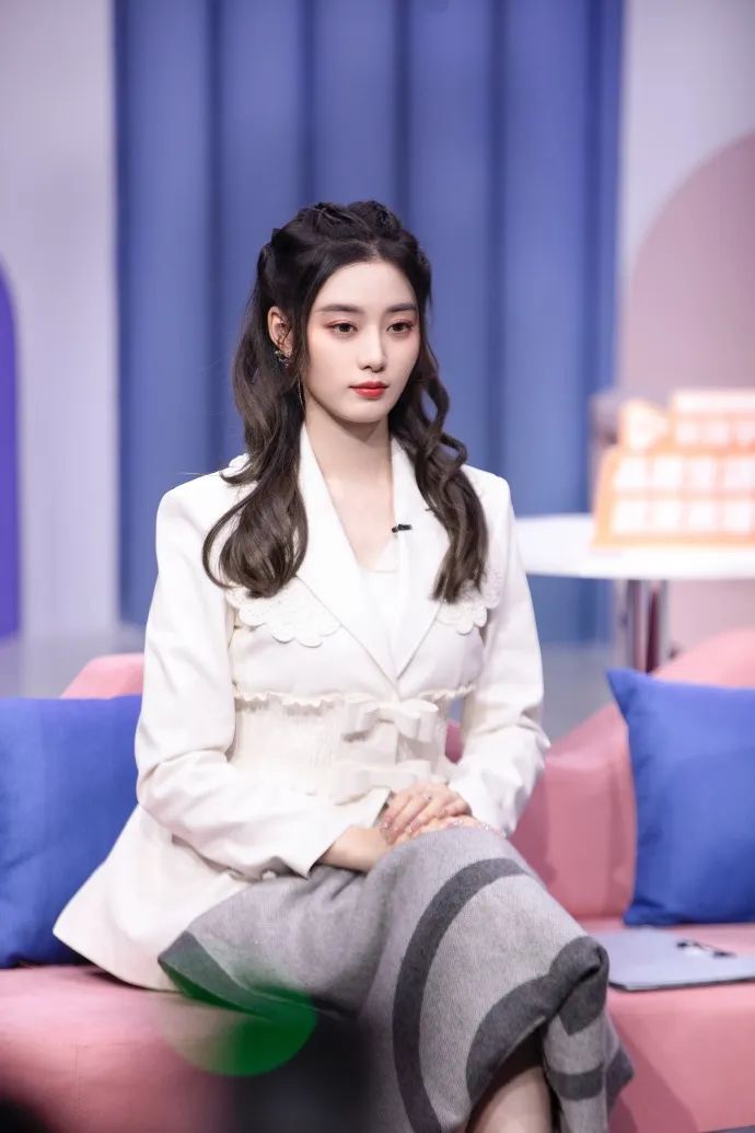 Xu Yiyang is dressed in white and smiling like a flower!Snow skin, jade ...