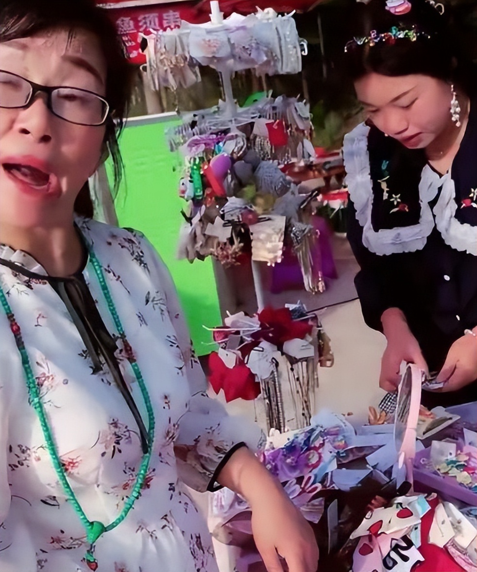 46-year-old Yu Xiuhua buys gifts for her stepdaughter - iNEWS
