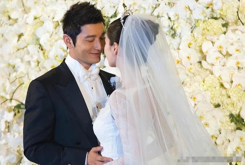 Huang Xiaoming and his new girlfriend show affection, Zhao Shijin has a hot body, and they are ...