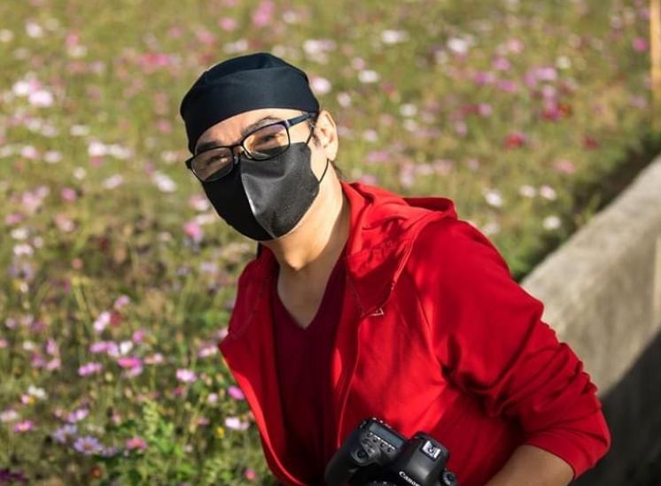 55-year-old Jiao Enjun posted a recent photo, with long hair and shawl ...