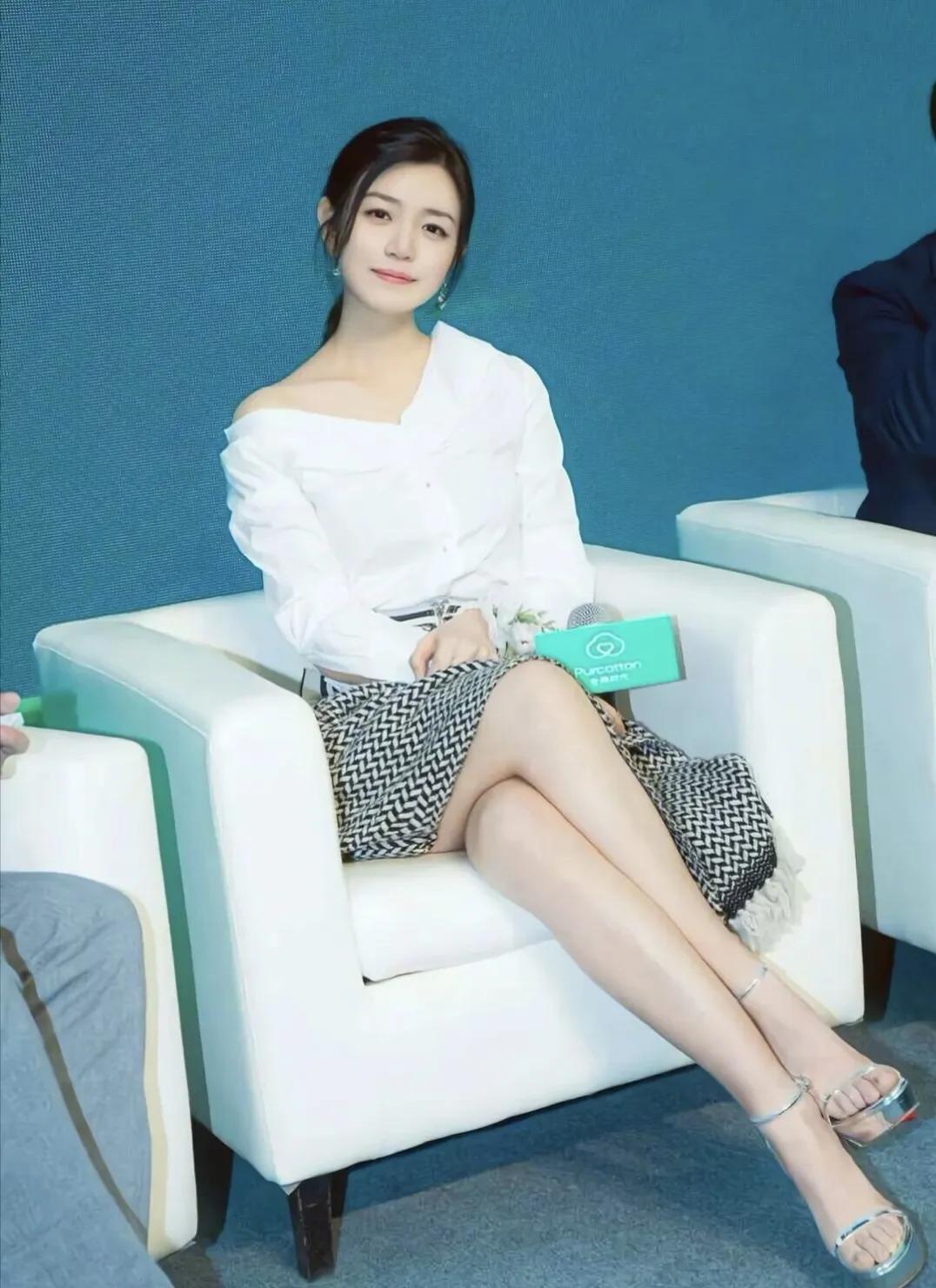 Michelle Chen's beautiful legs 1 - iNEWS