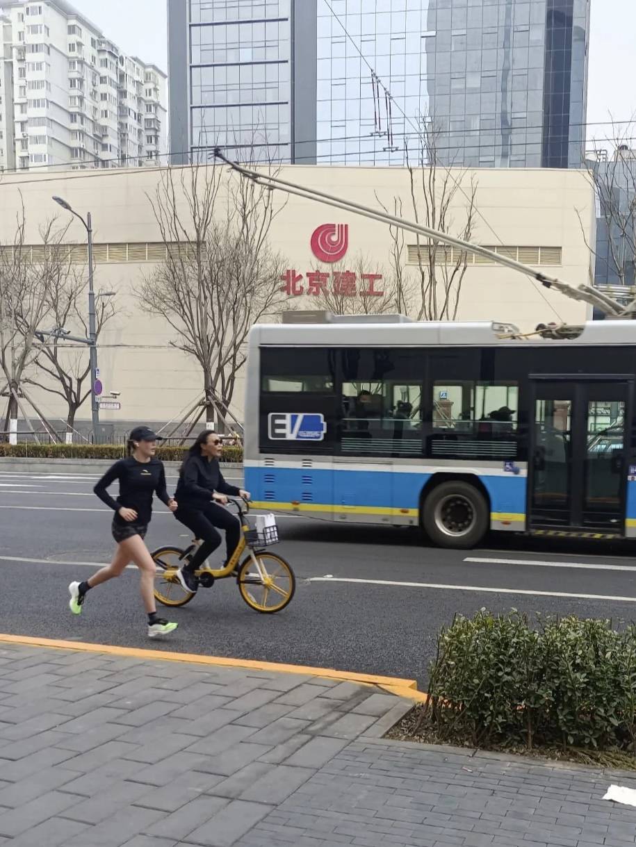 Run a half marathon after eating and broadcasting!Gu Ailing's half ...