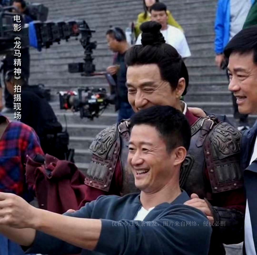 Wu Jing's actions caused controversy again: Taking a photo with 68-year ...