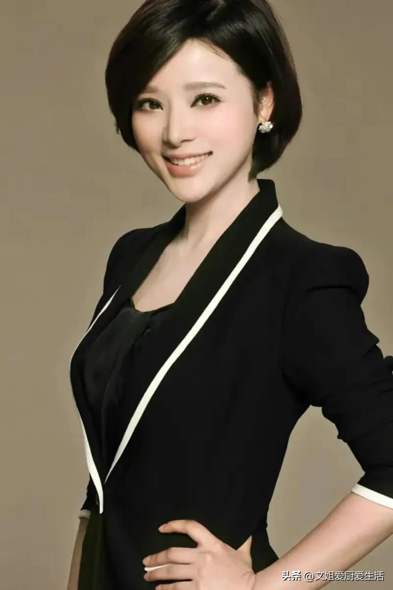 CCTV's most beautiful host Hu Die's life photo - iNEWS