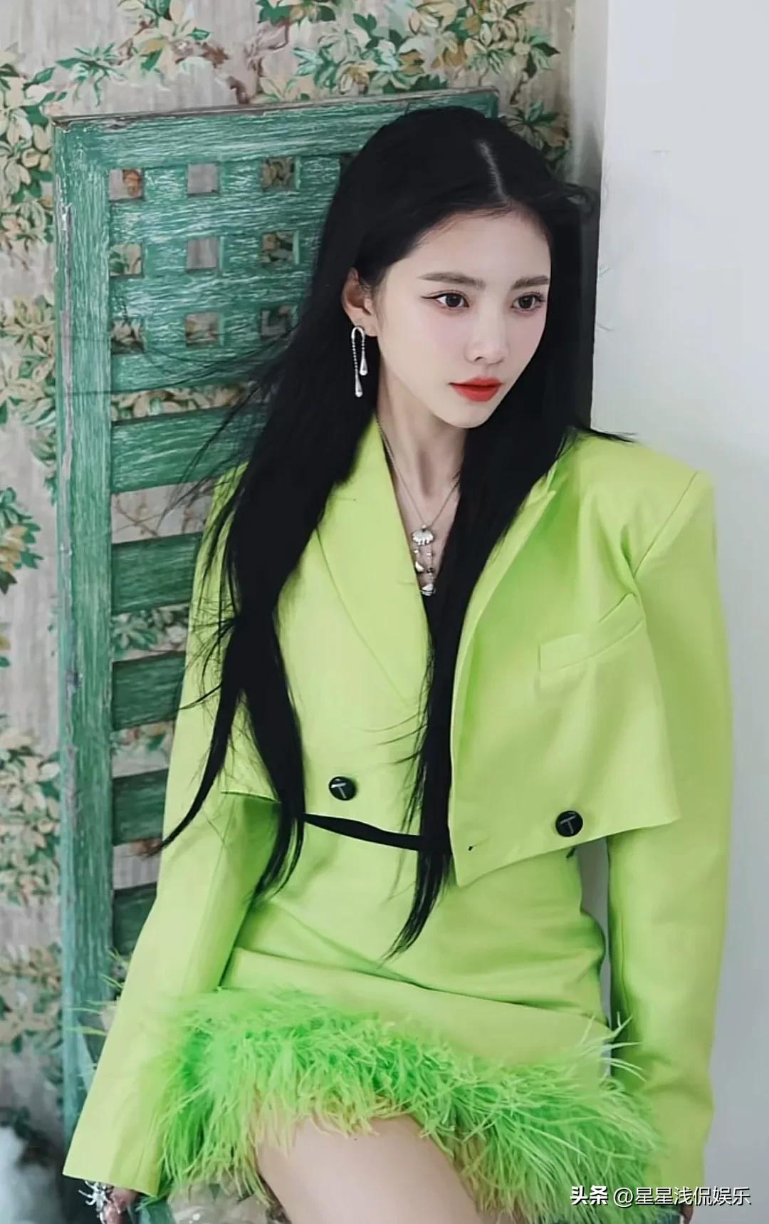 Du Chun's wife Wang Can posted beautiful photos, dressed in green ...