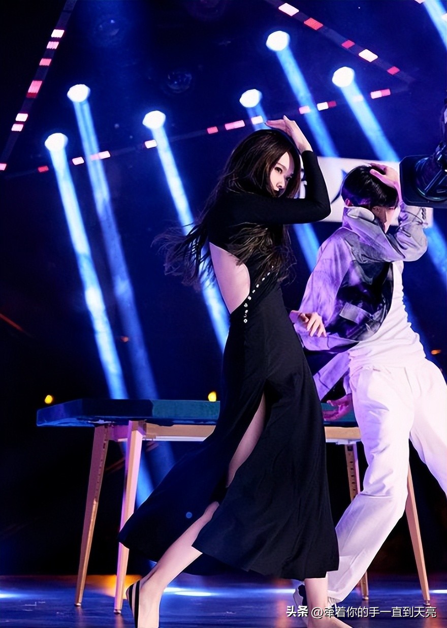 Rainie Yang danced to her husband Li Ronghao's song and danced ...